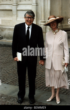 Leslie Crowther TV presenter of The Price Is Right 1986 mirrorpix Stock ...