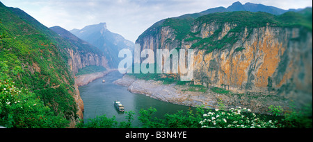 The majestic Three Gorges and Yangtze River in Hubei province in China ...