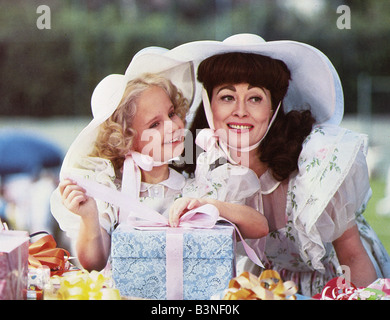MOMMIE DEAREST (1981) FAYE DUNAWAY, MARA HOBEL MMD 002 MOVIESTORE ...