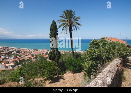 Stadt am Meer, Panoramablick auf Nicotera Marina, Kalabrien, Italien ...
