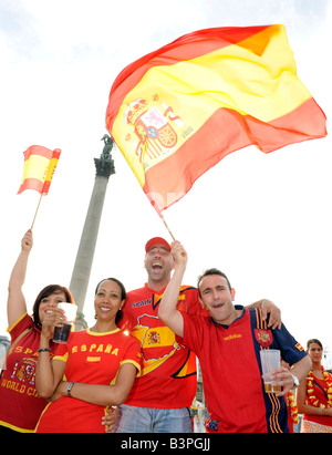 Spanish fans of the national football team watch the FIFA World Cup ...