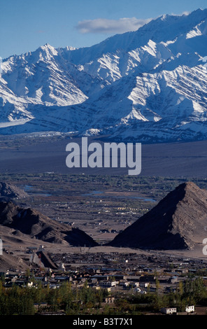 The snow covered mountains and plains of Ladakh in winter Stock Photo ...