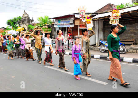 Balinese people praying, Odalan temple festival, Sidemen, Karangasem ...