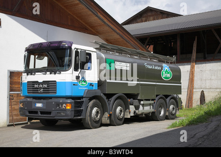 Dairy farming, milk tanker lorry collecting milk from dairy farm Stock ...