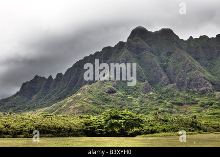 View of a near Ko’olau Mountains mountain peak from Nu'Uanu Pali ...