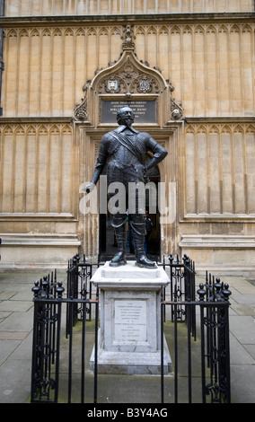 Bodleian Library quad, Earl of Pembroke, William Herbert statue. Oxford ...