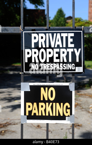 Private Property No Parking sign against wall with leaves in Destin ...
