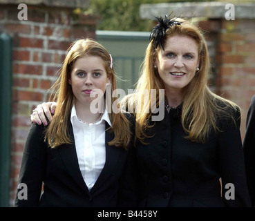 Princess Beatrice and her mother Sarah Ferguson arrive for the wedding ...