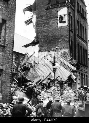 WW2 Rescue workers search rubble Dec 1940 of a building in City Road ...