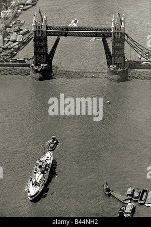 London, 1950s. Aerial view of the River Thames, Waterloo Bridge and the ...