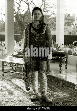 Pakistani costume shown to the Queen at the Ladies reception in Karachi ...