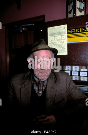old irish man sitting in a pub Stock Photo - Alamy