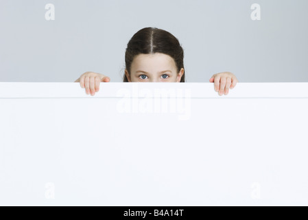 Little girl peeking over ledge Stock Photo: 17031023 - Alamy
