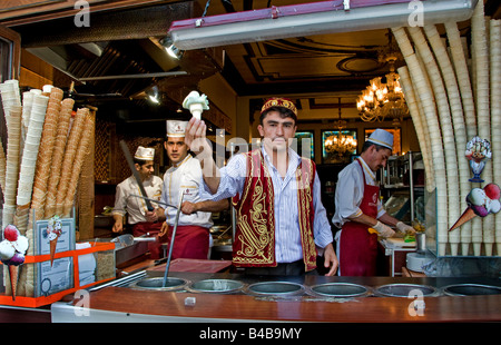 Istanbul Istiklal Caddesi Beyoglu ice cream parcours soda fountain ...
