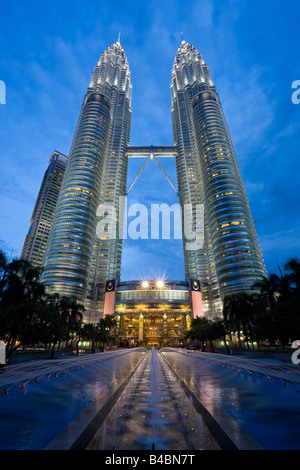 The Petronas Twin Towers are a pair of 88-storey supertall skyscrapers ...