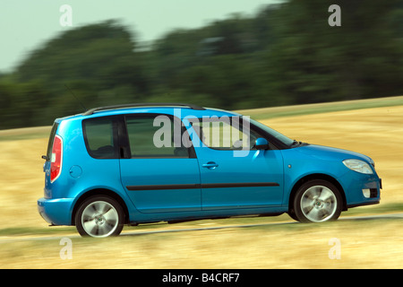 Skoda Roomster 1.9 TDI, model year 2006-, blue moving, side view, City ...