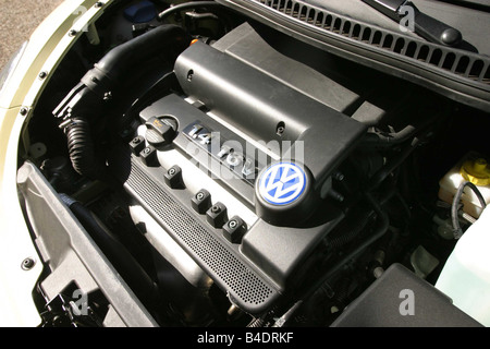 The engine compartment of a VW Beetle is open at the Maikaefertreffen ...
