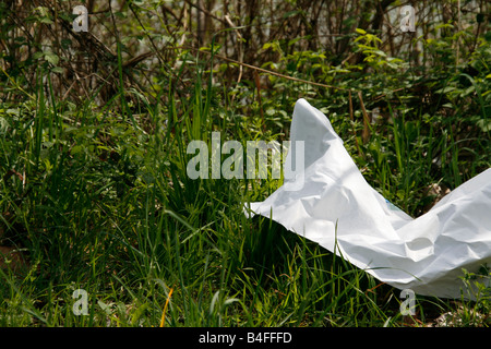 paper litter rubbish in field park in countryside Stock Photo - Alamy