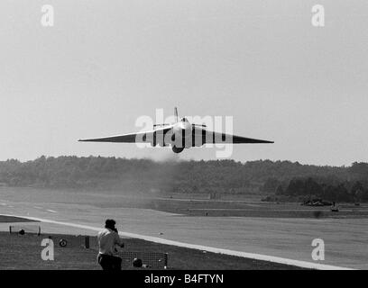 Aircraft AVRO Vulcan Olympus Test Bed flies in at full power and low ...