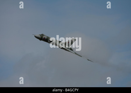 Vulcan aircraft flying Stock Photo - Alamy
