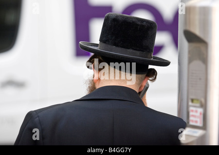 Orthodox Jews on Hoveniersstraat Diamond district in Antwerp, Belgium ...