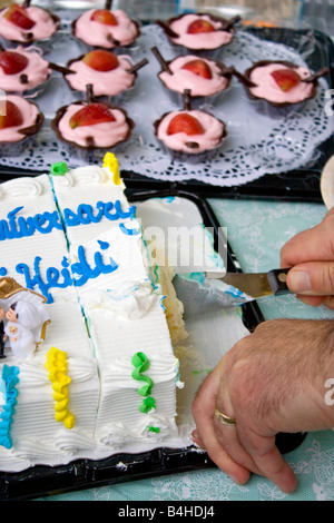 Couple cutting the anniversary cake Stock Photo - Alamy
