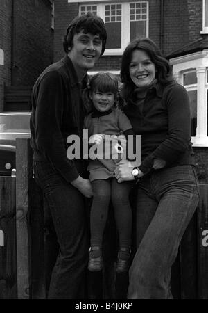 Richard Beckinsale with Judy Low and daughter Kate Beckinsale msi Stock ...
