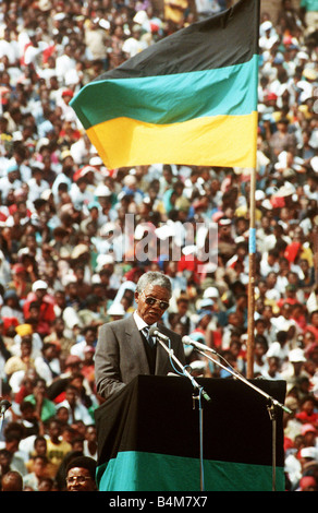 Nelson Mandela leader of ANC released from prison 1990 salute the crowd ...
