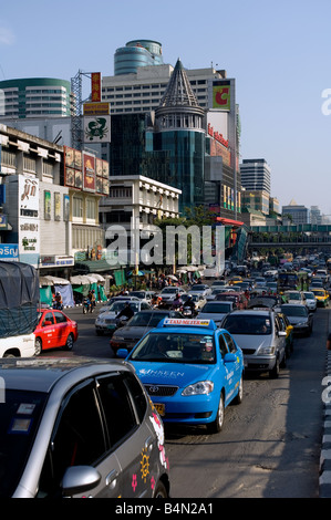 Rush-hour on the Ratchadamri road, in the Bangkok district Pathum Wan ...