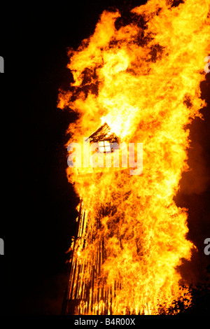 Amazing fire with sparks at night. Bonfire Stock Photo - Alamy