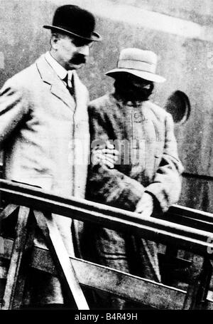 Crippen and Ethel le Neve in the dock Daily Mirror Front Page 010810 ...