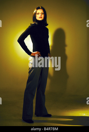 Sarah Smart Actress from At Home with the Braithwaites 2000s studio pix ...