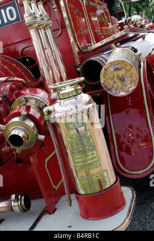 A fire engine is working to put out a fire on 1 July 2026 in Leciñena ...