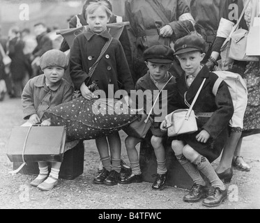 World War Two Evacuation of children Tyneside children being evacuated ...