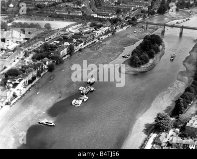Drought 1976 river Thames Stock Photo - Alamy
