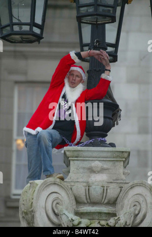 David Pyke a Fathers for Justice camaigner on the railing of Buckingham ...