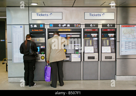 London transport travel Ticket machine Oyster card pass single return ...
