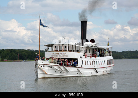 STEAM SHIP FUNNEL WITH SMOKE LAKE WAKATIPU QUEENSTOWN SOUTH ISLAND, NEW ...