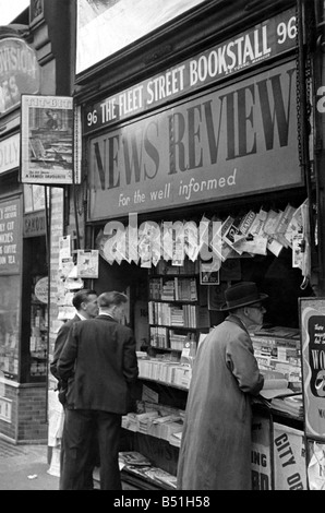 Newspaper Vendor in Fleet Street London 1964 LAFRSSAPR05 2004 Stock ...