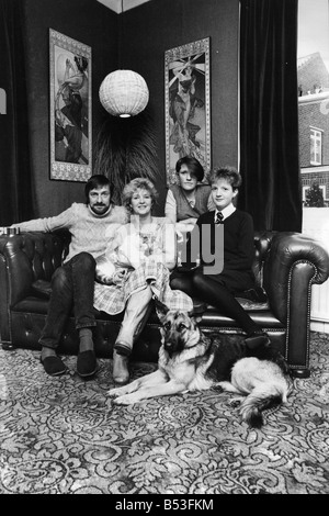 Alan Hull of Lindisfarne at home with his wife Pat 01 06 89 Stock Photo ...