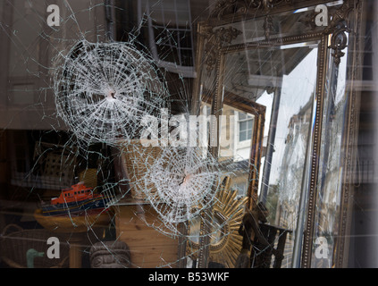 A smashed shop window Stock Photo - Alamy