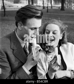Artist couple Richard and Pat Larter enjoy an ice cream on a park bench ...