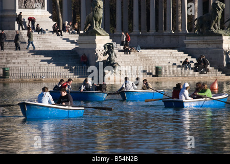 Pleasure Boating in Madrid s Retiro Park Stock Photo - Alamy