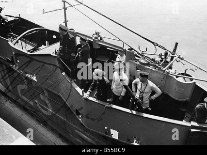 Royal Navy Submarine crew ww2 Stock Photo - Alamy