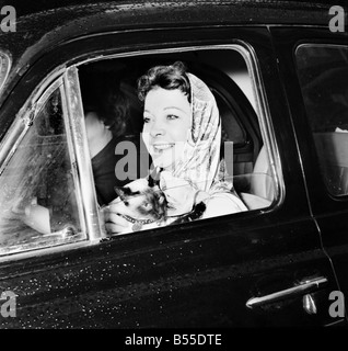 Vivien Leigh leaving her flat at 54 Eaton Square tonight at 6.15 pm ...