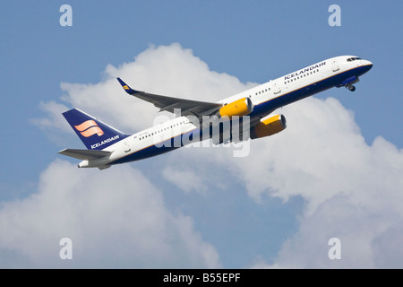Boeing 757 Cockpit and flight crew at night Stock Photo - Alamy