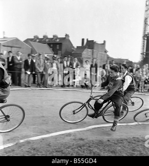 Members of the Warwick Lions, Hackney Comets, and Arsenal Aces, cycle ...