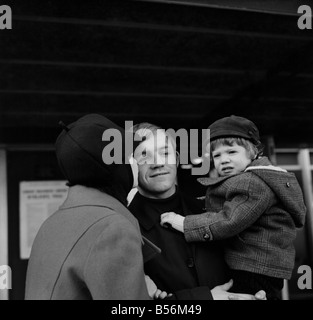 Boxer Alan Rudkin arriving at London Airport, back from his World Title ...