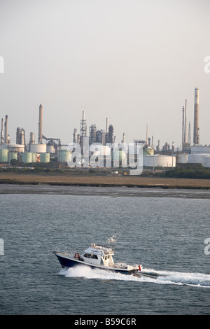 Fawley oil refinery and natural gas terminal and storage depot tanks ...