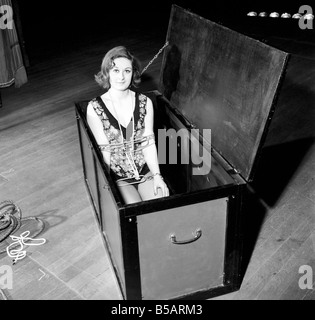 Woman escapologist Jill Fletcher. 1965 A1140 Stock Photo - Alamy